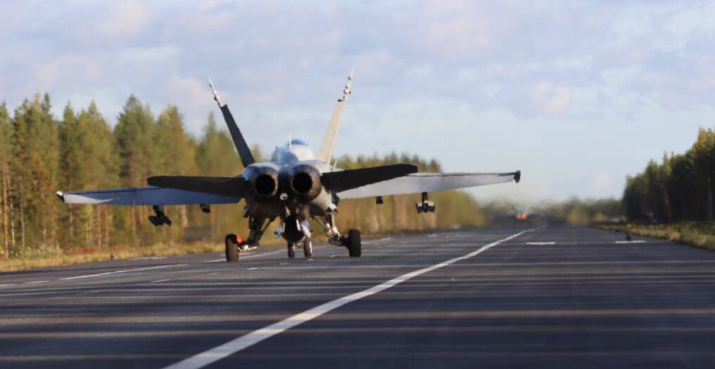 Ilmavoimat varoittaa – Hornet-hävittäjiä laskeutuu maantielle – Stara.fi